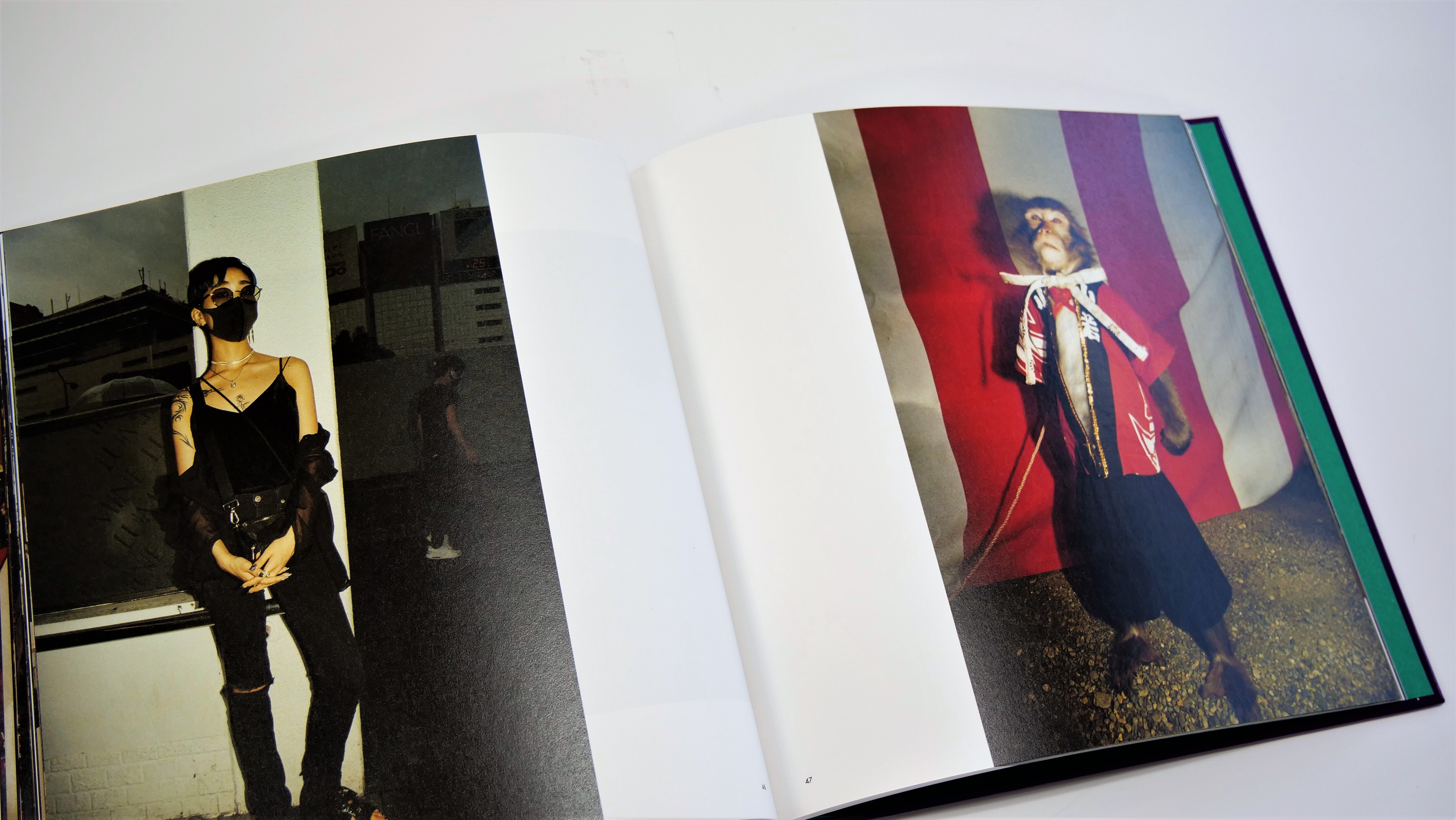 「外人＝アウトサイダー」が東京の深い穴の底から見つける人間の本質とひかり。コントラストを強めてフラッシュライトを強調 - 東京印書館 | 写真集・展覧会図録・絵本・その他印刷物の企画制作 ...