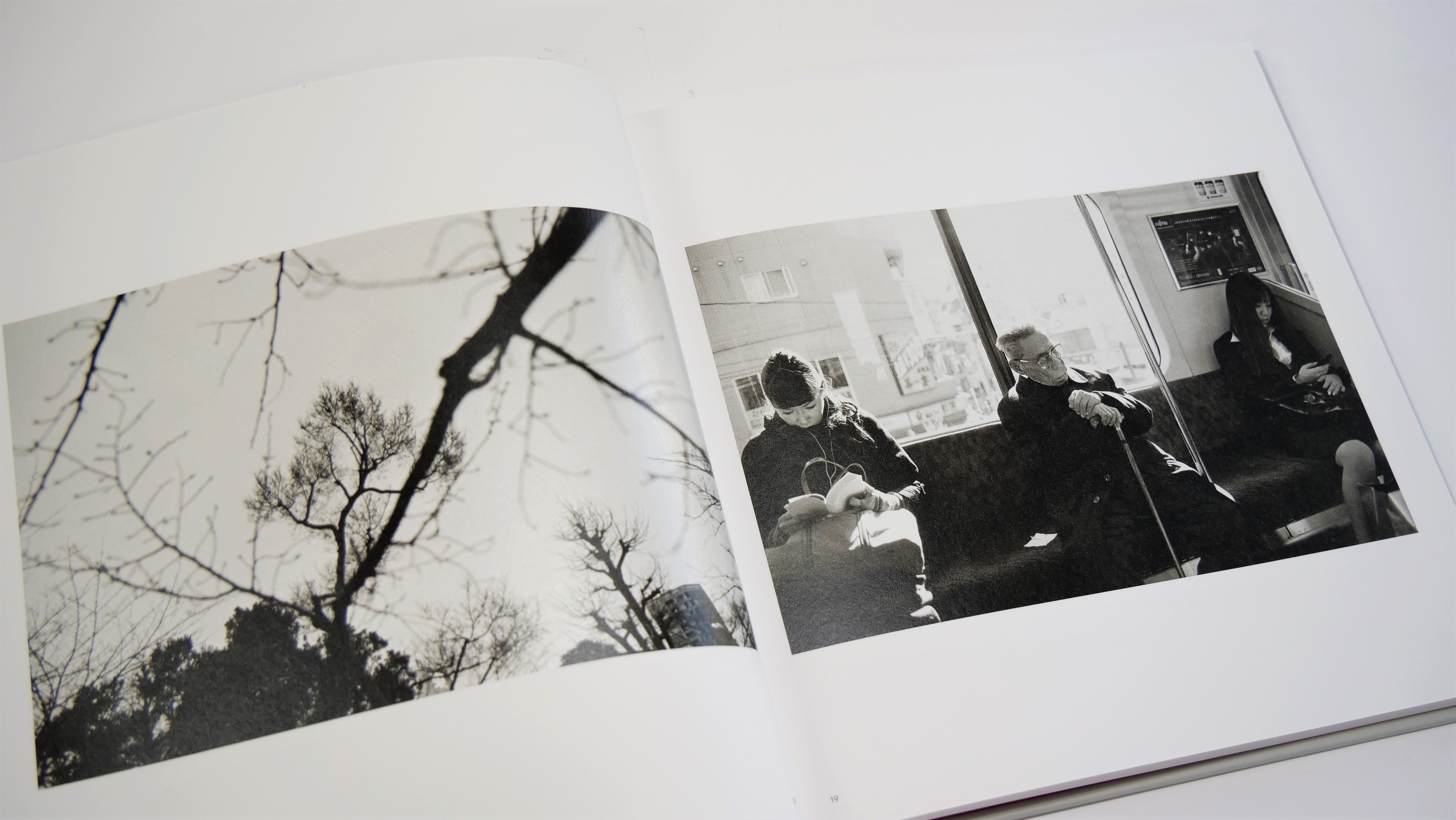 東京下町を外国人写真家のフィルターを通して追体験する写真集。ウォームトーンのグレーで暖かみのある印象に - 東京印書館 | 写真集・展覧会図録・絵本・その他印刷物の企画制作| TOKYO ...