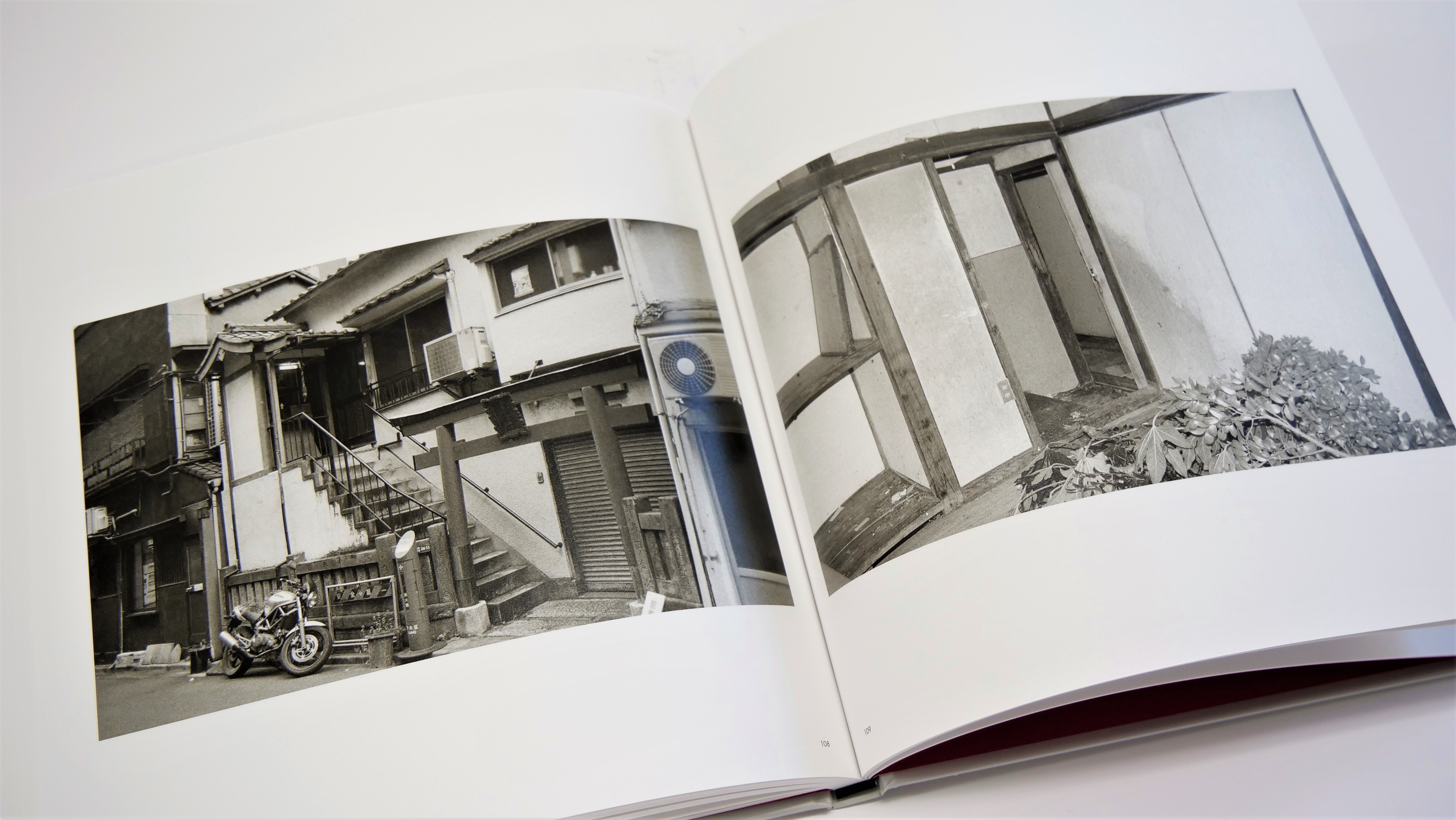 東京下町を外国人写真家のフィルターを通して追体験する写真集。ウォームトーンのグレーで暖かみのある印象に - 東京印書館 | 写真集・展覧会図録・絵本・その他印刷物の企画制作| TOKYO ...